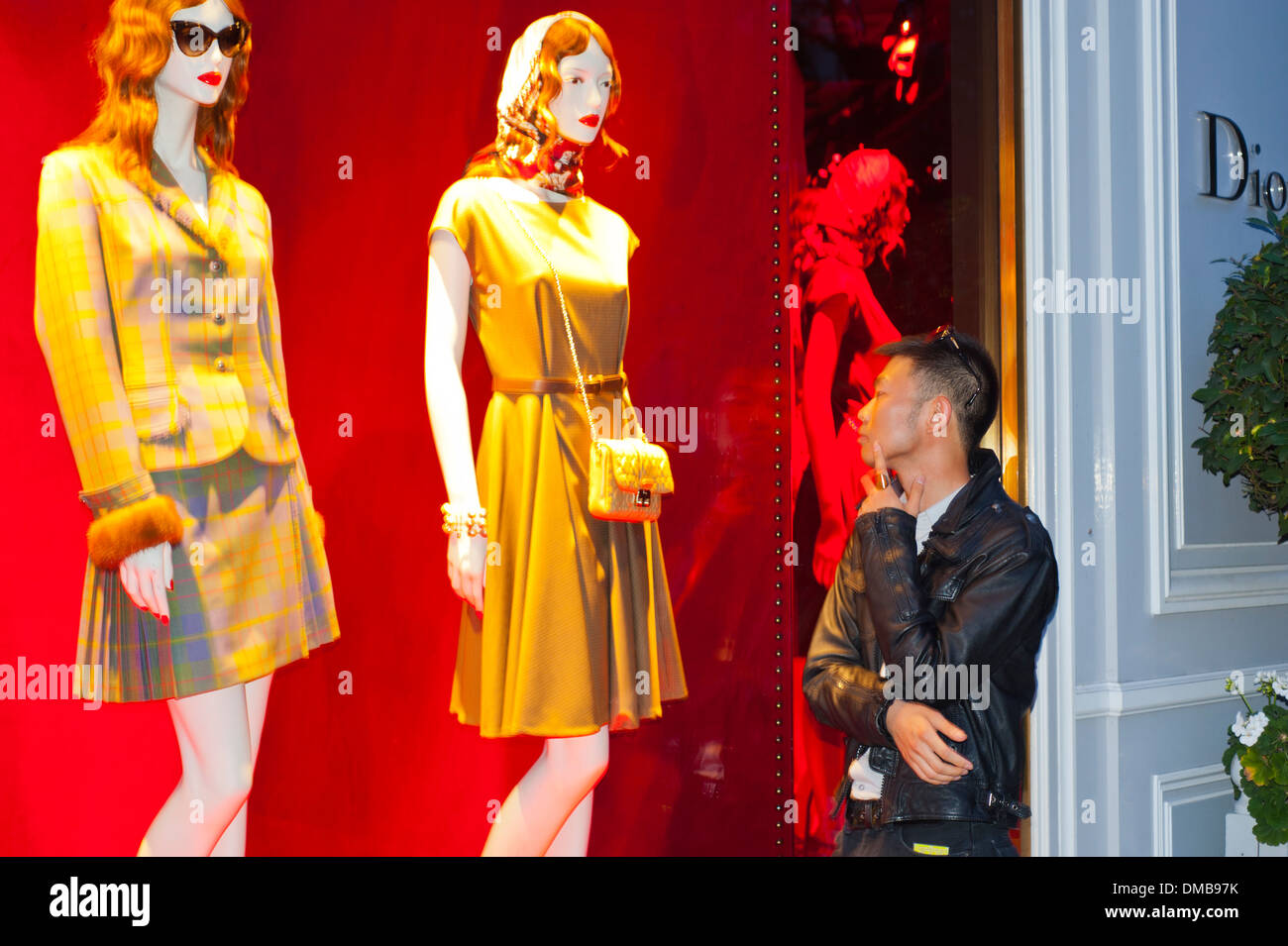 Vitrine paris dior Banque de photographies et d’images à haute ...