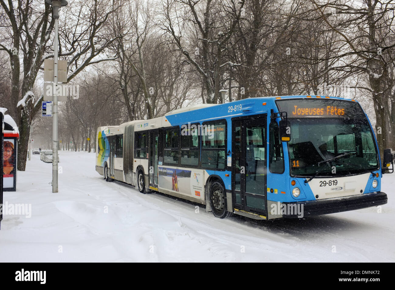 Le transport en commun de Montréal STM bus lors d'une forte chute de ...