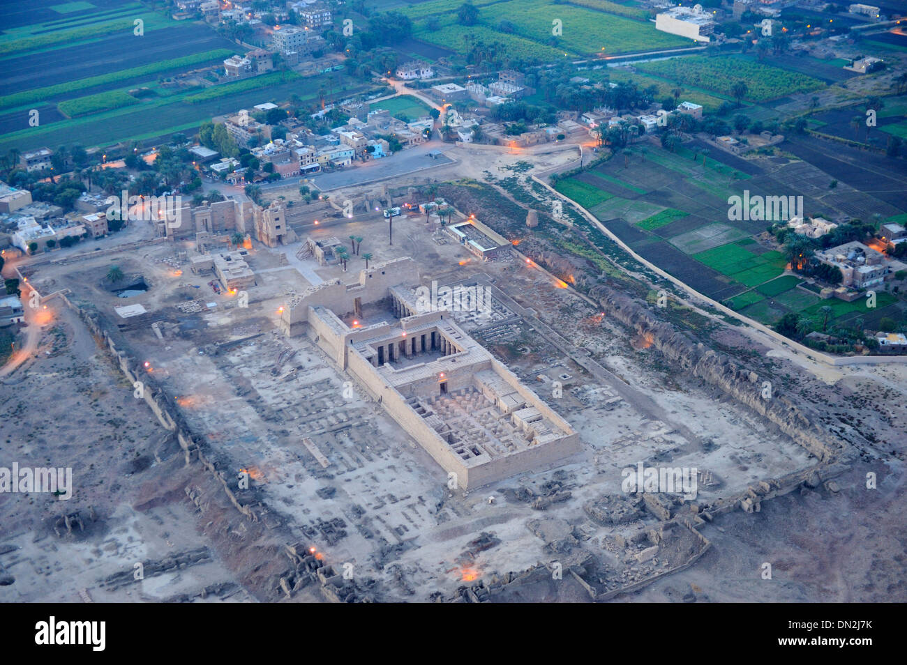 Vue aérienne de Médinet Habou (temple funéraire de Ramsès III) de l ...