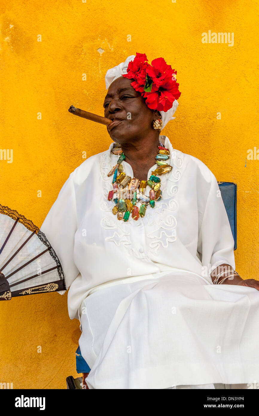 Femme cubaine en costume traditionnel Banque de photographies et d ...