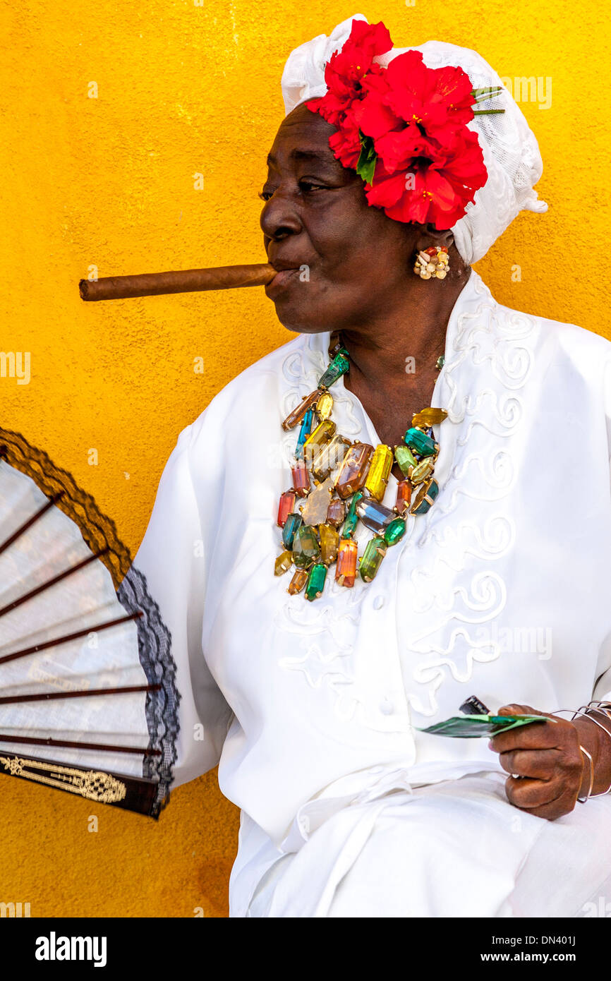 Femme cubaine en costume traditionnel Banque de photographies et d ...