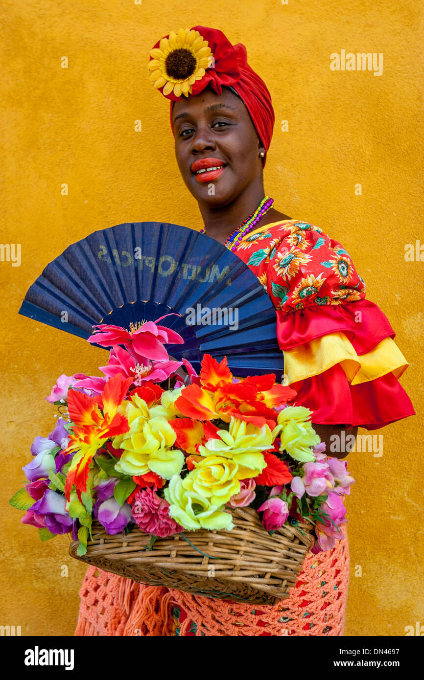 Femme cubaine en costume traditionnel Banque de photographies et d ...