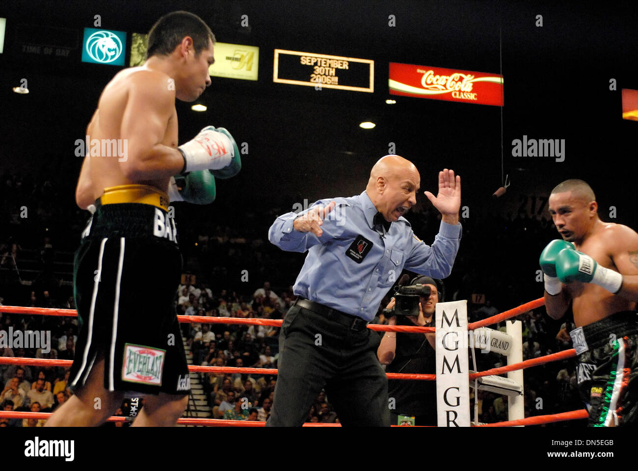 Sep 16, 2006, à Las Vegas, NV, USA ; Arbitre JAY NADY prend charge de la WBC Super Featherweight ...