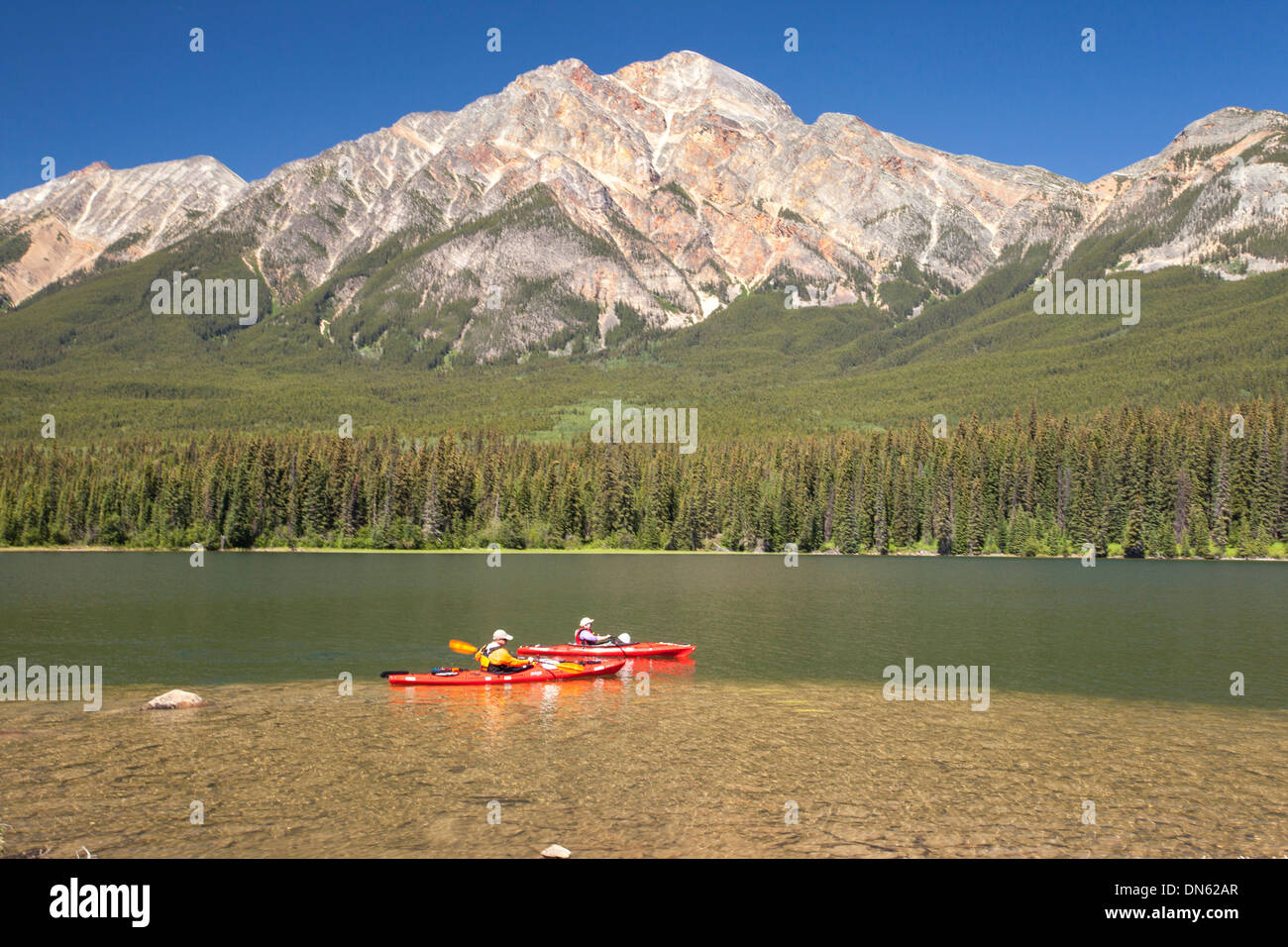 Pyramide montagne et lac Banque de photographies et d’images à haute ...