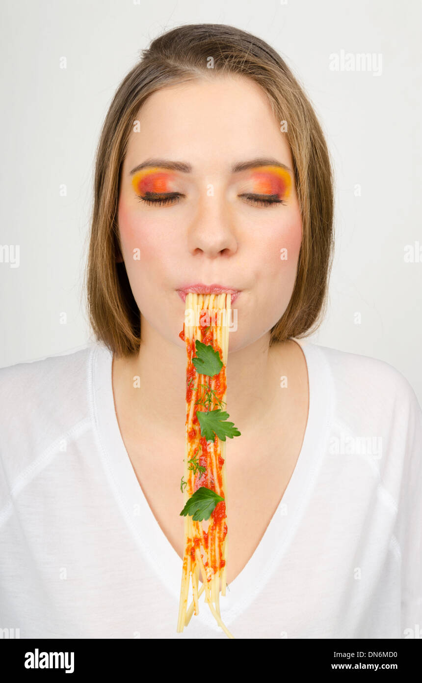 Woman eating pasta face Banque de photographies et d’images à haute ...