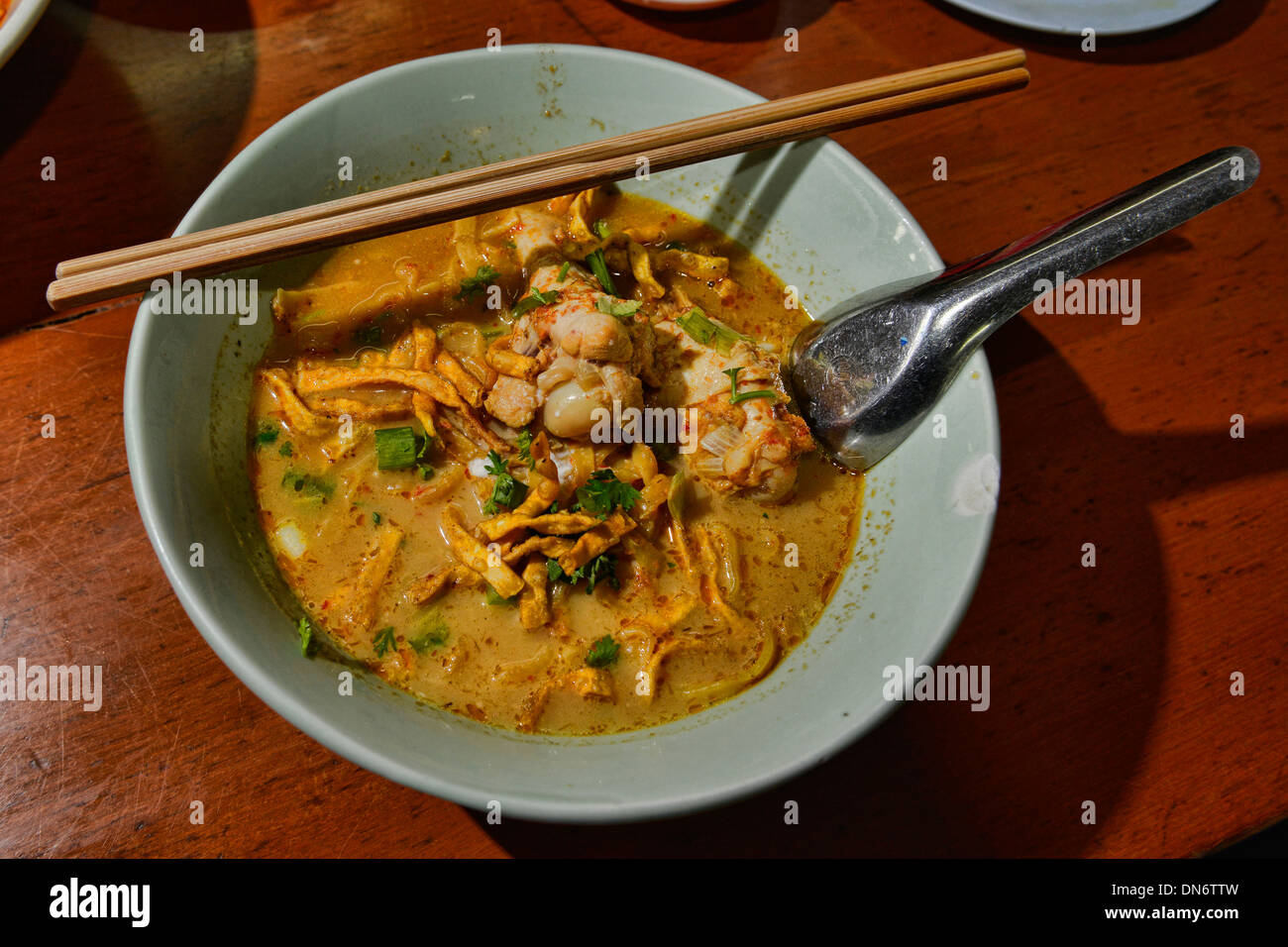 Nouilles kao soi Banque de photographies et d’images à haute résolution - Alamy