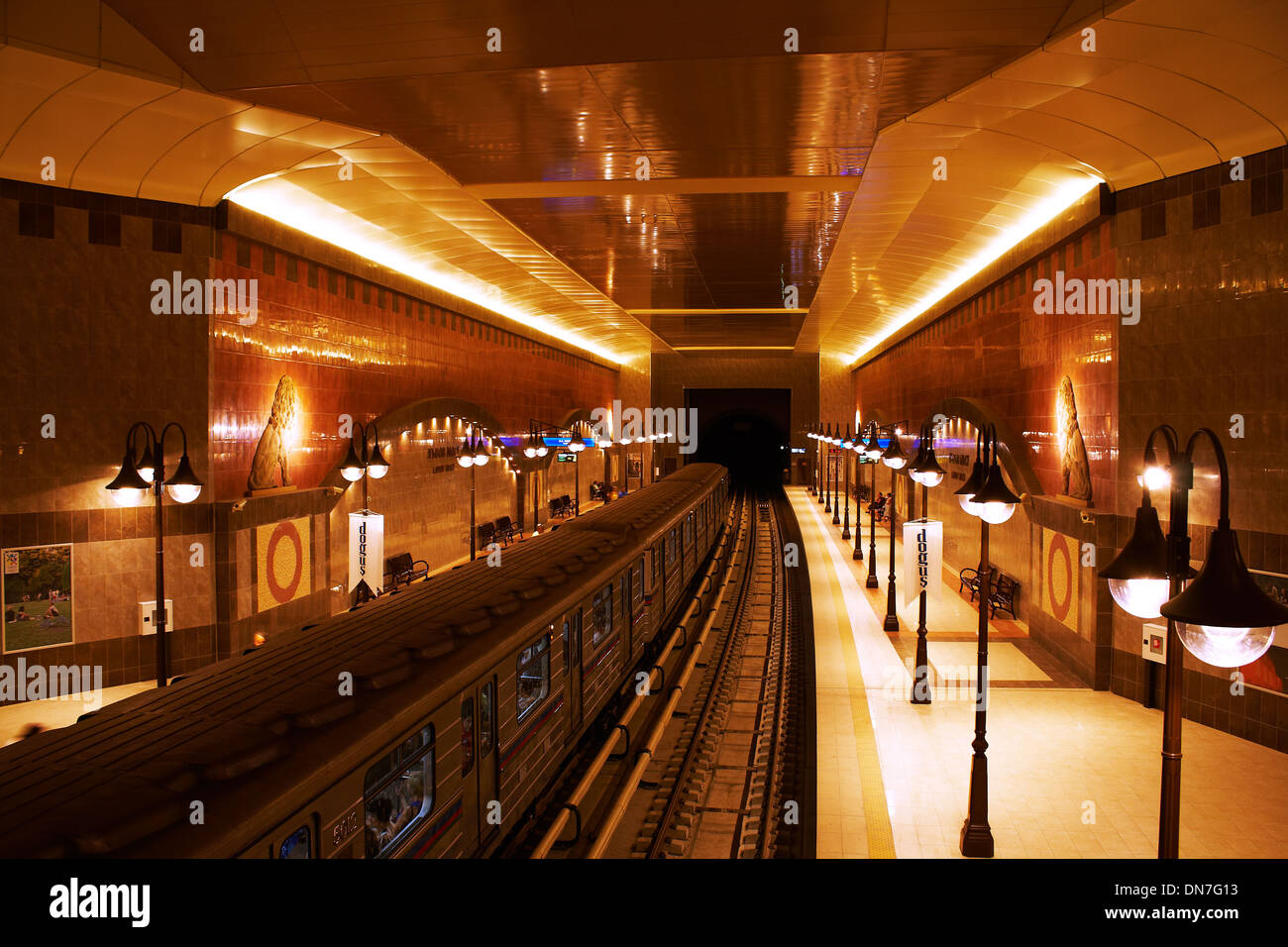 Subway line 2 metro station Banque de photographies et d’images à haute résolution - Alamy