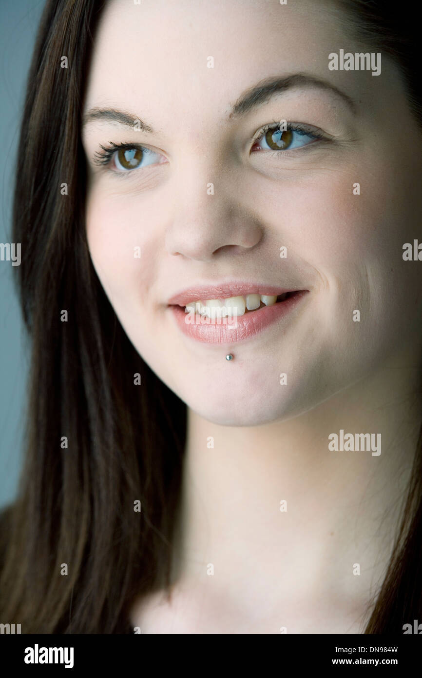 Chin piercing Banque de photographies et d’images à haute résolution ...