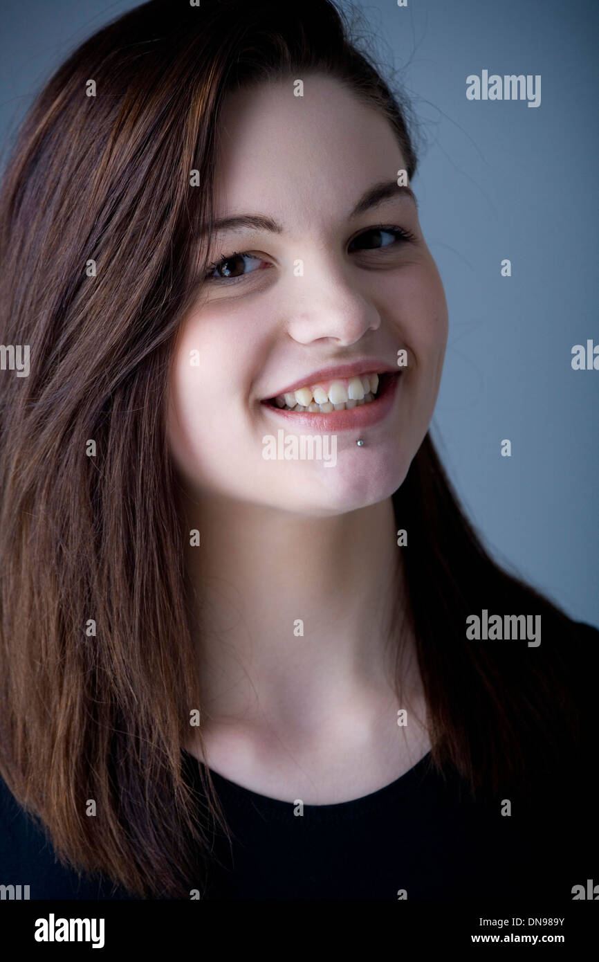 Piercing au menton Banque de photographies et d’images à haute ...