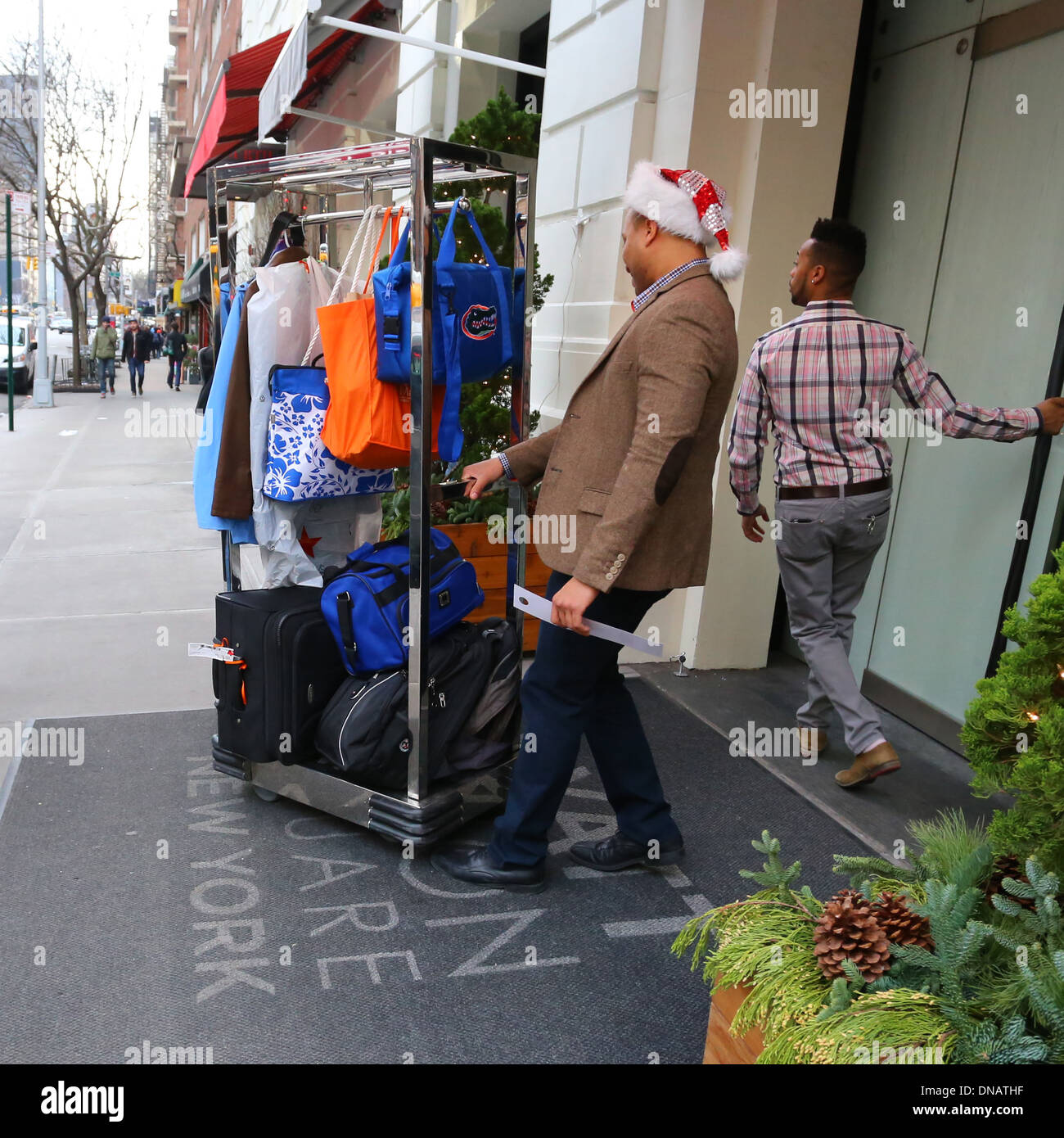 Hotel doorman luggage Banque de photographies et d’images à haute ...
