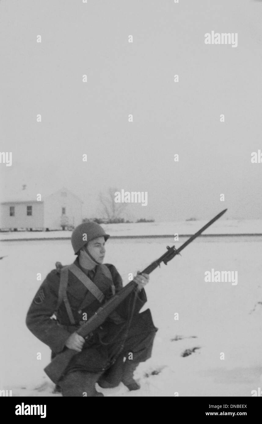Soldat en uniforme militaire à genoux dans la neige avec Rifle ...