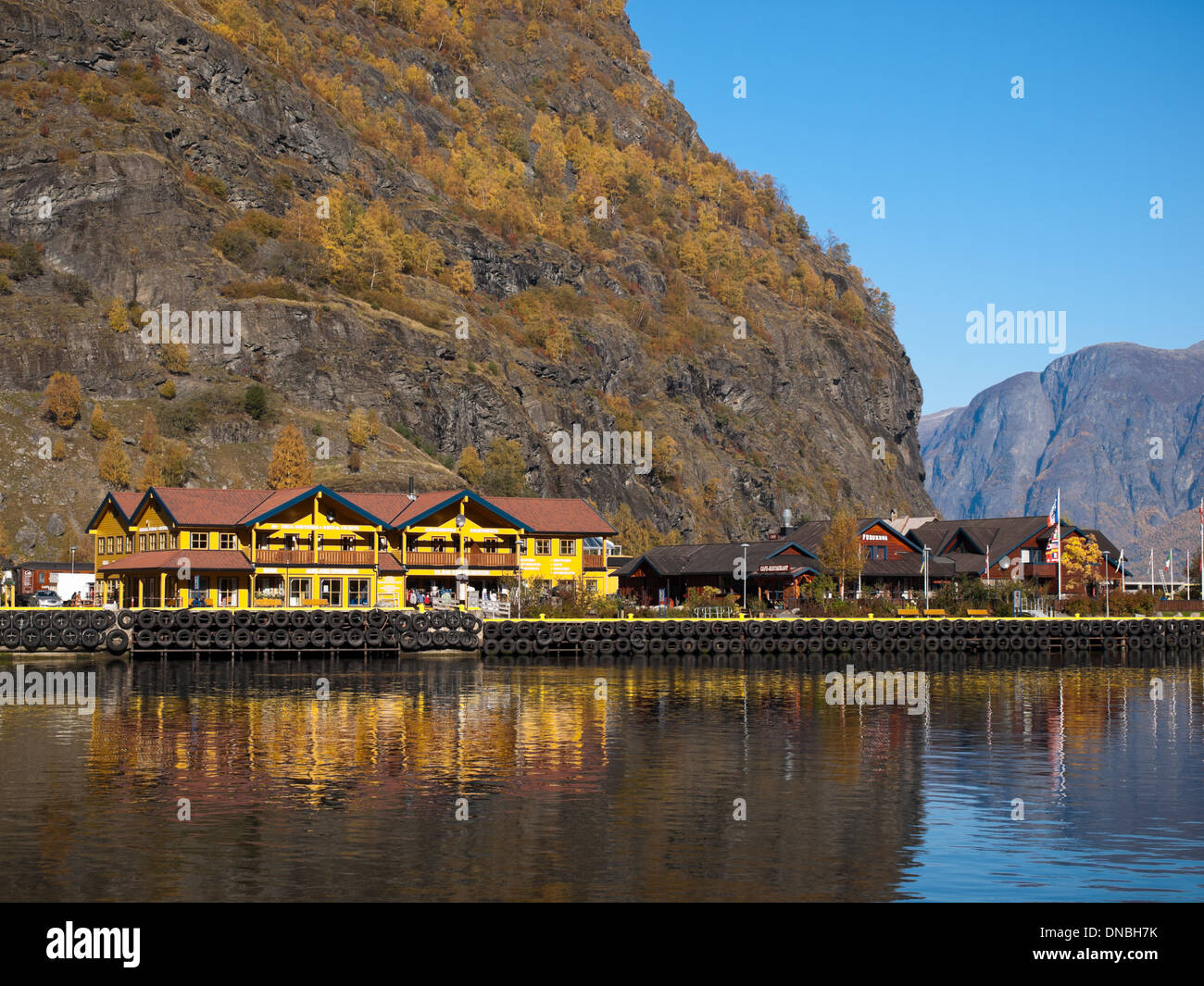 Un automne vue du village de Flåm, Norvège, qui est perché sur l ...