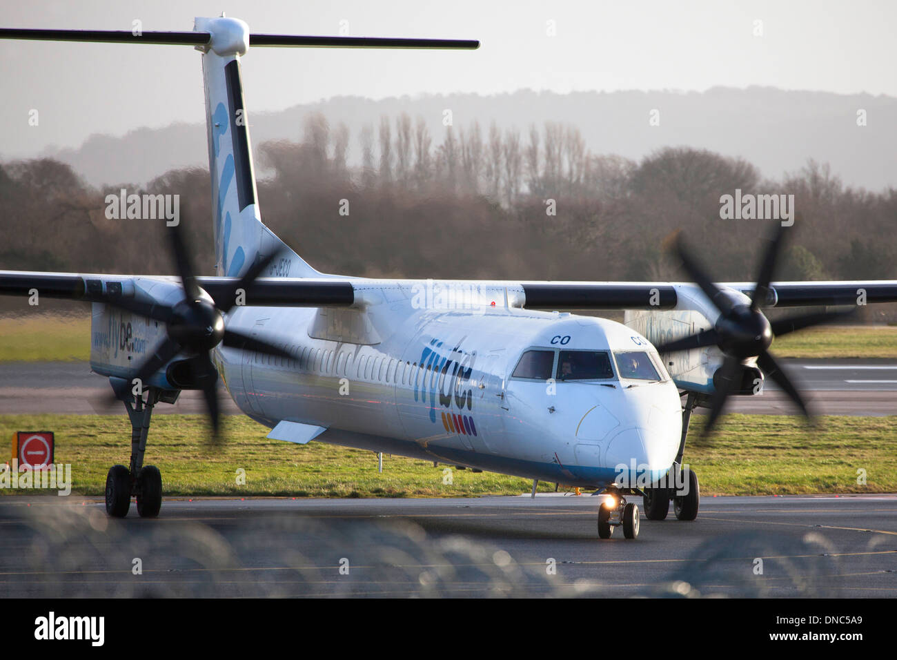 Flybe bombardier dash 8 q400 aeroplane Banque de photographies et d ...