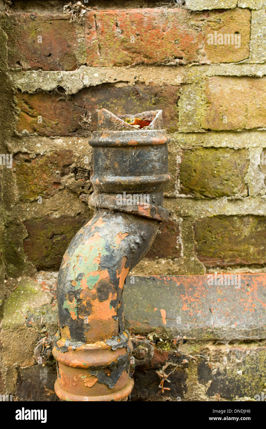 Tuyau de drainage de mur de brique Banque de photographies et d’images ...