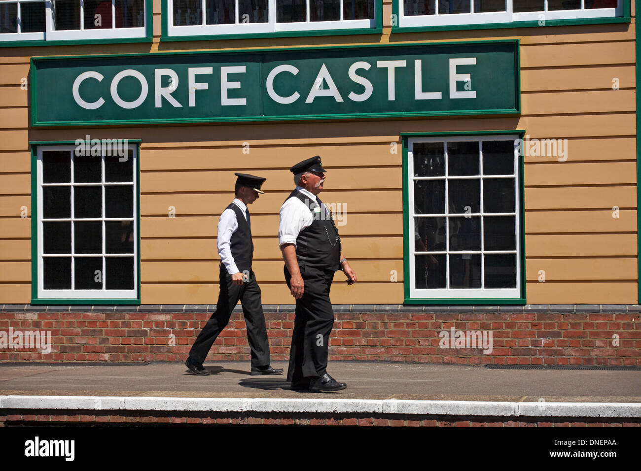 Les cheminots marchent le long de la plate-forme en face de la boîte de ...