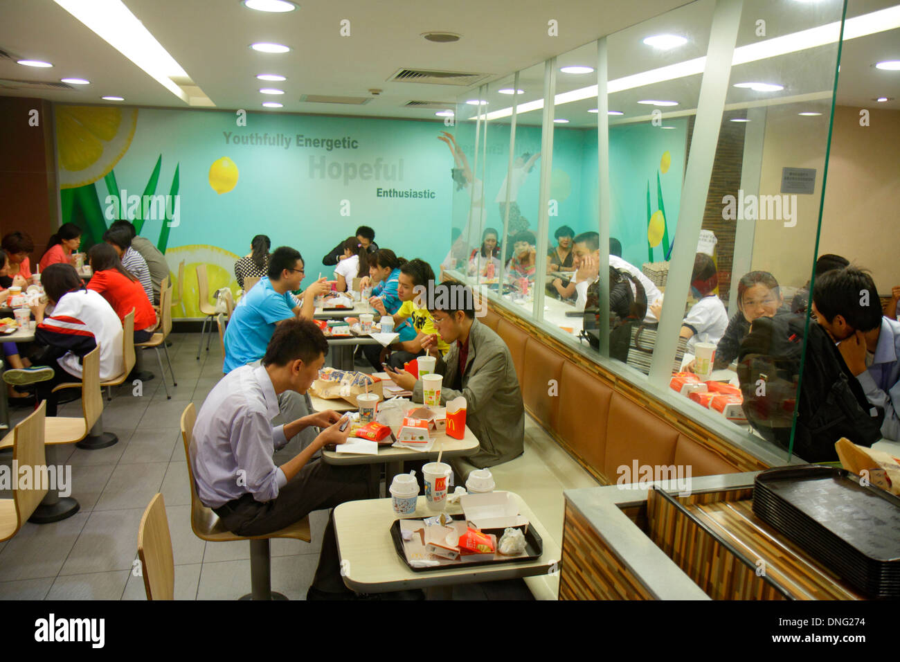 Restaurant mcdonalds cuisine Banque de photographies et d’images à ...