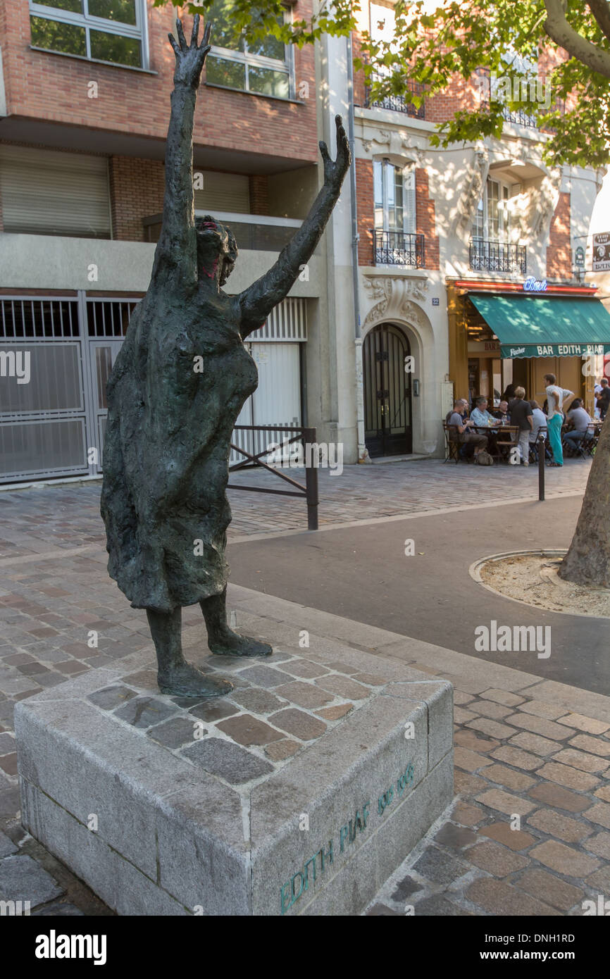STATUE D'EDITH PIAF PAR L'ARTISTE LISBETH DELISLE SITUÉ SUR PLACE EDITH ...