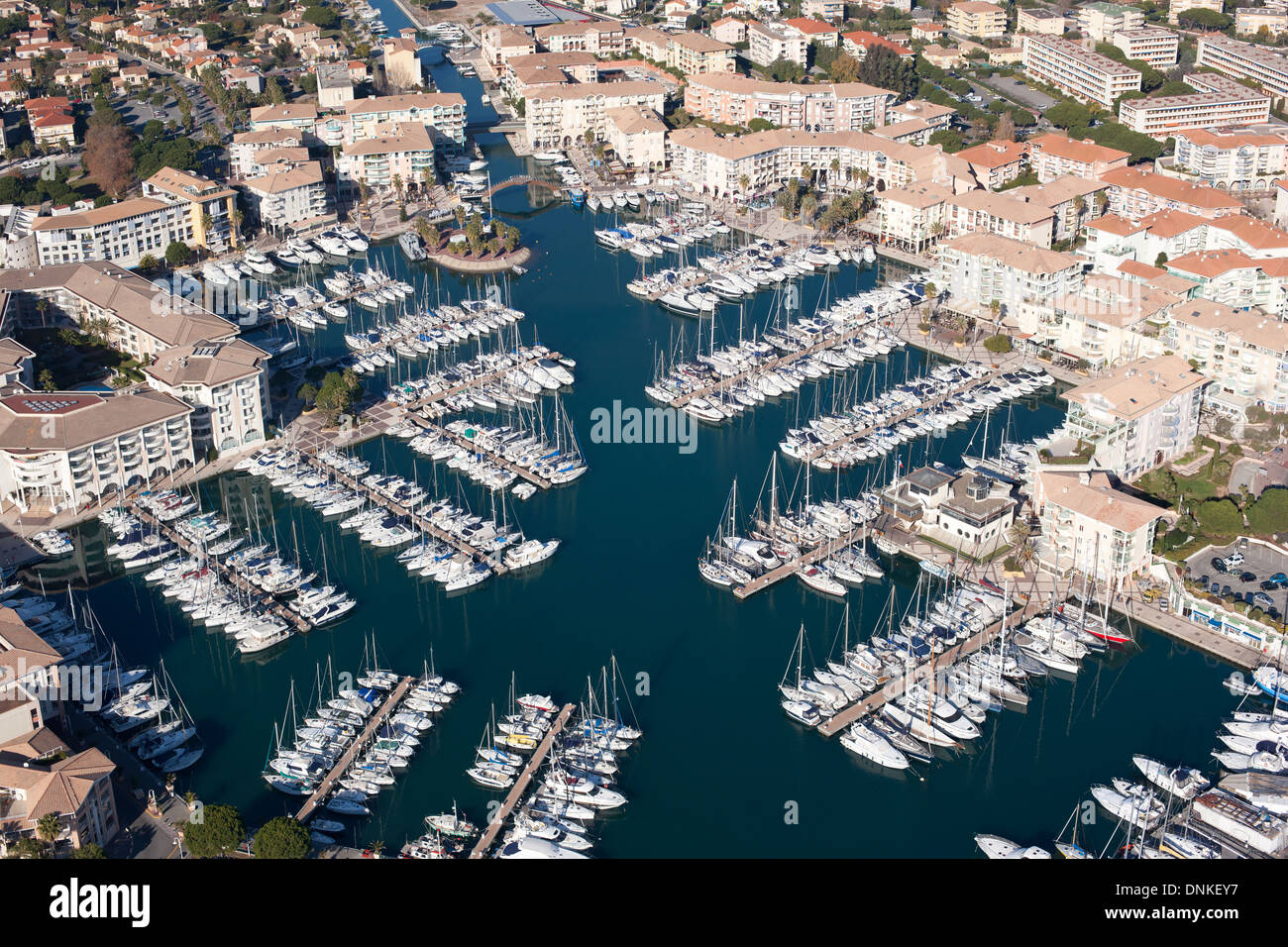 PORT FRÉJUS (vue aérienne). Fréjus Saint-Raphaël, Var, Côte d'Azur ...