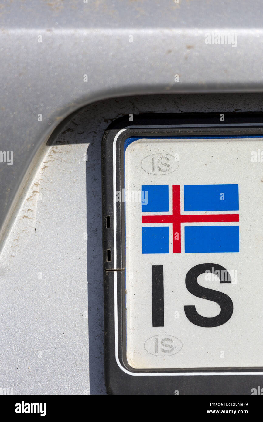 Drapeau islandais et pays & identification code est sur la plaque de ...