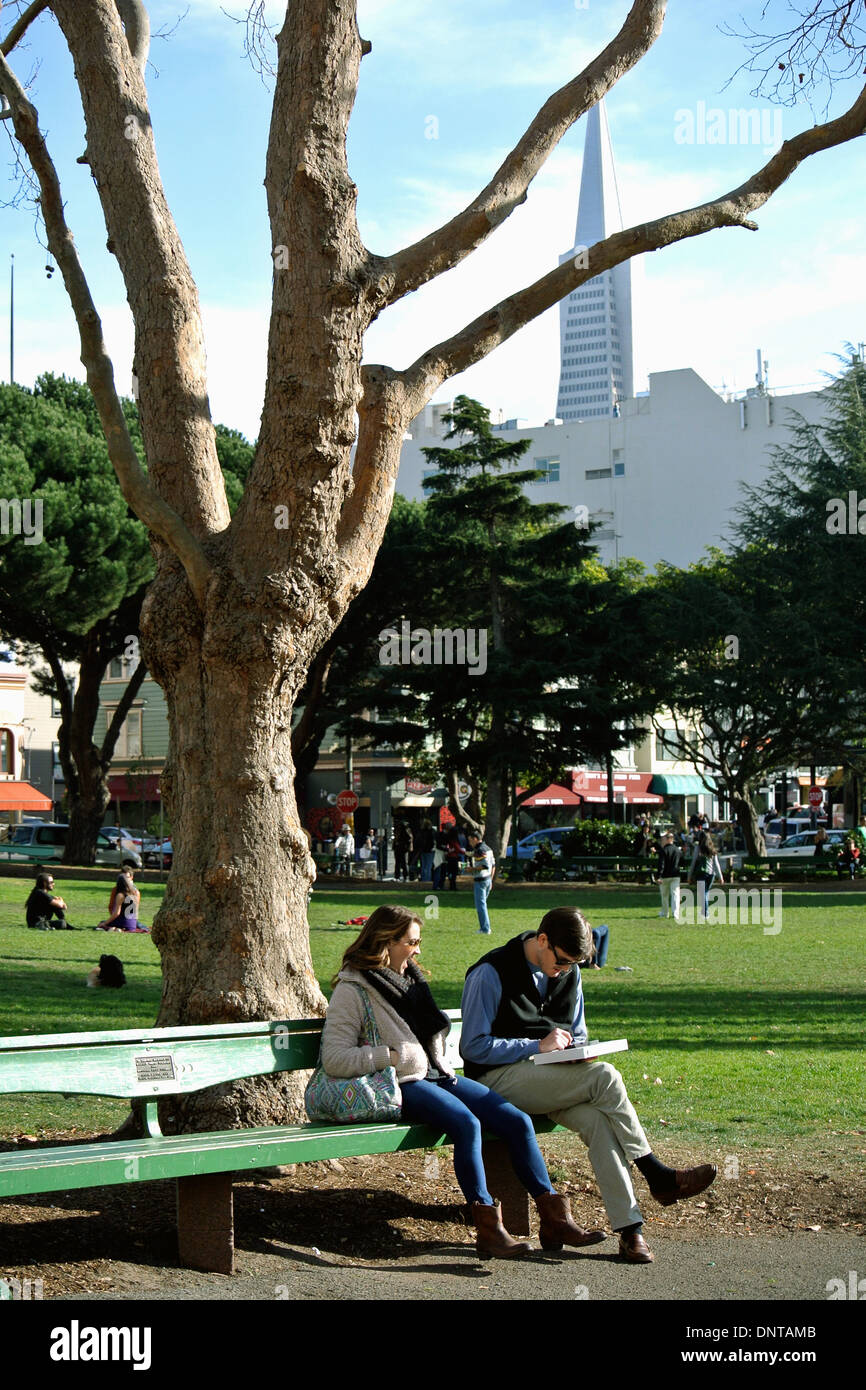 Couple Assis Sur Un Banc De Parc Banque De Photographies Et Dimages à