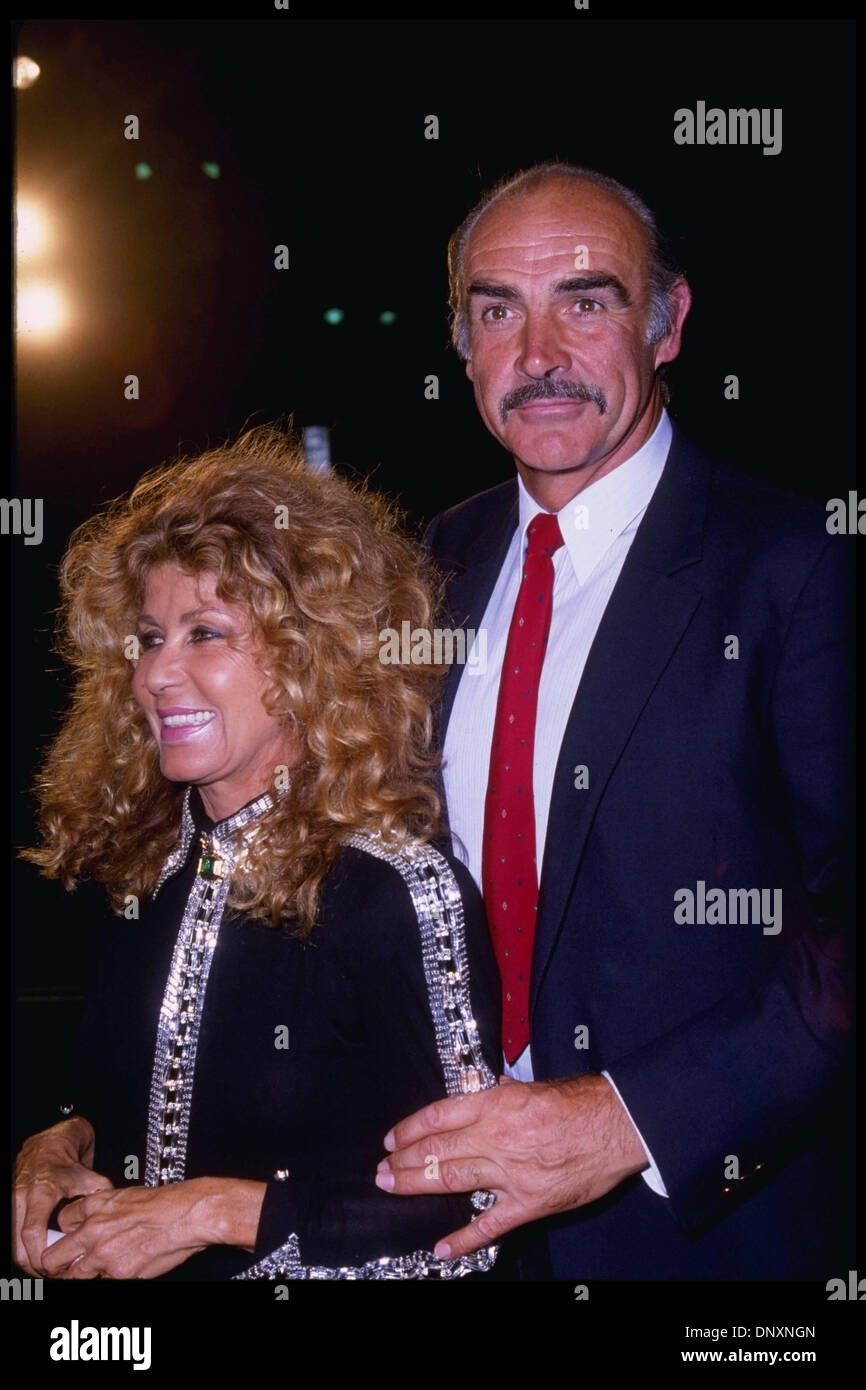 Hollywood, CA, USA ; acteur SEAN CONNERY et son épouse dans une photo ...