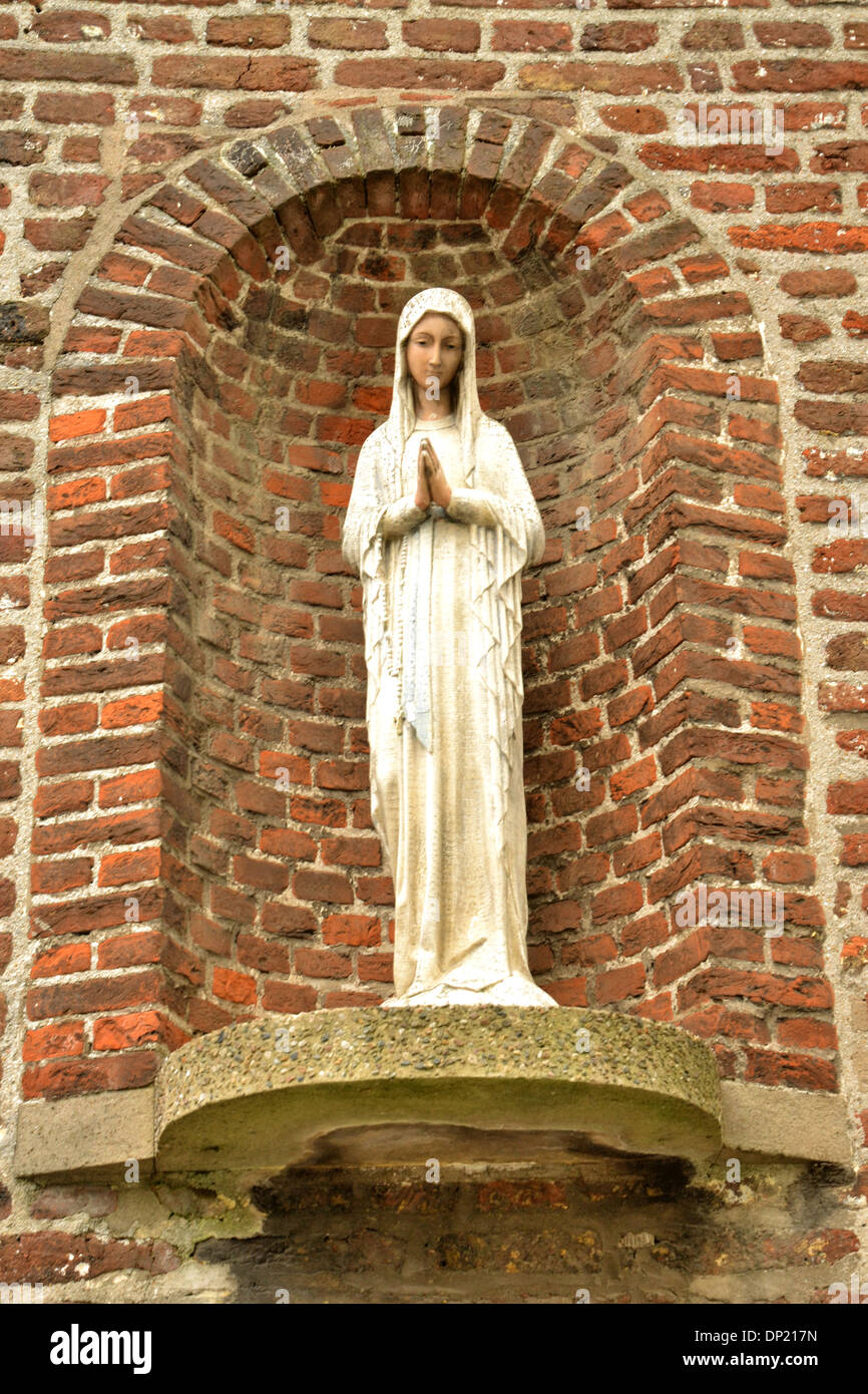 Statue de vierge marie dans une niche Banque de photographies et d ...