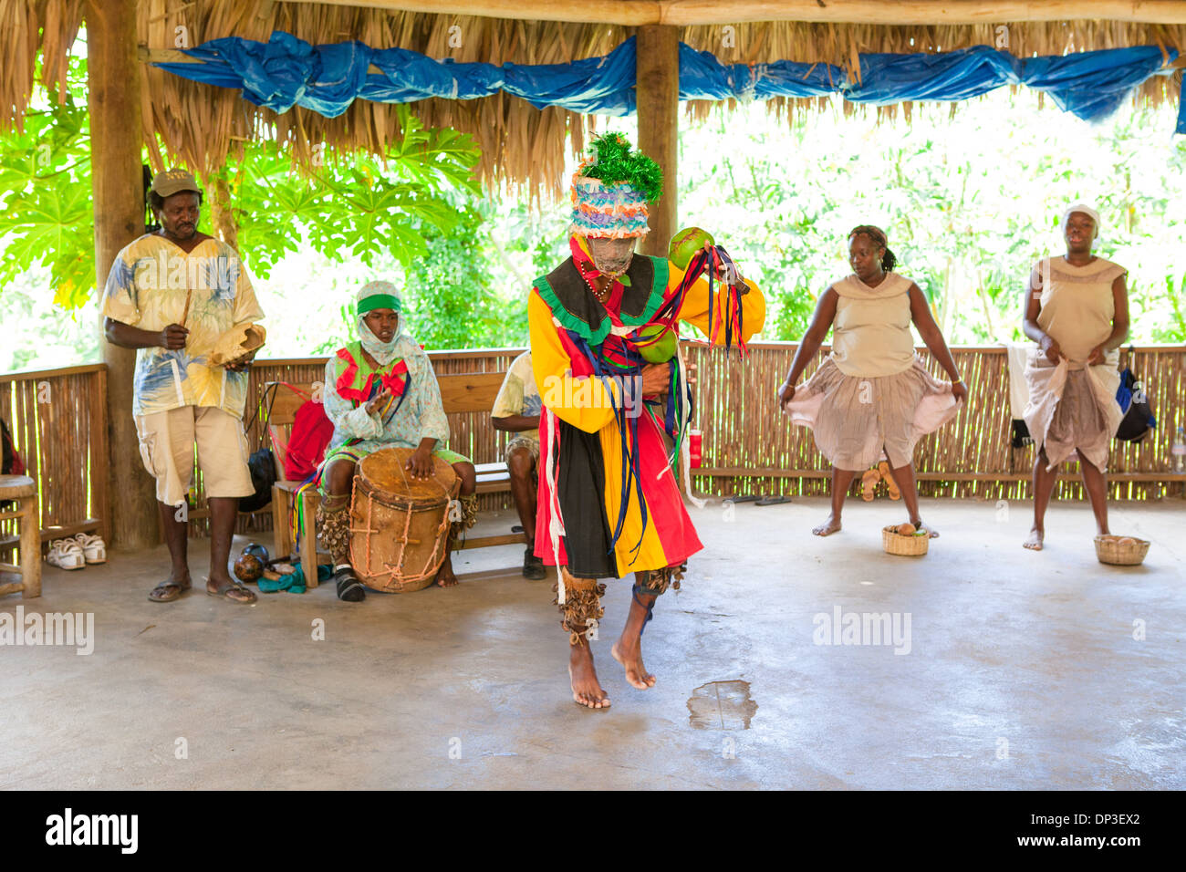 En costumes traditionnels, danseurs Garifuna montrent leurs racines ...