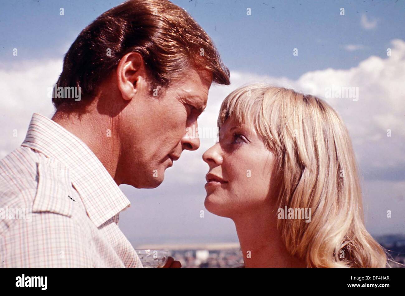 Gold 1974 roger moore Banque de photographies et d’images à haute ...