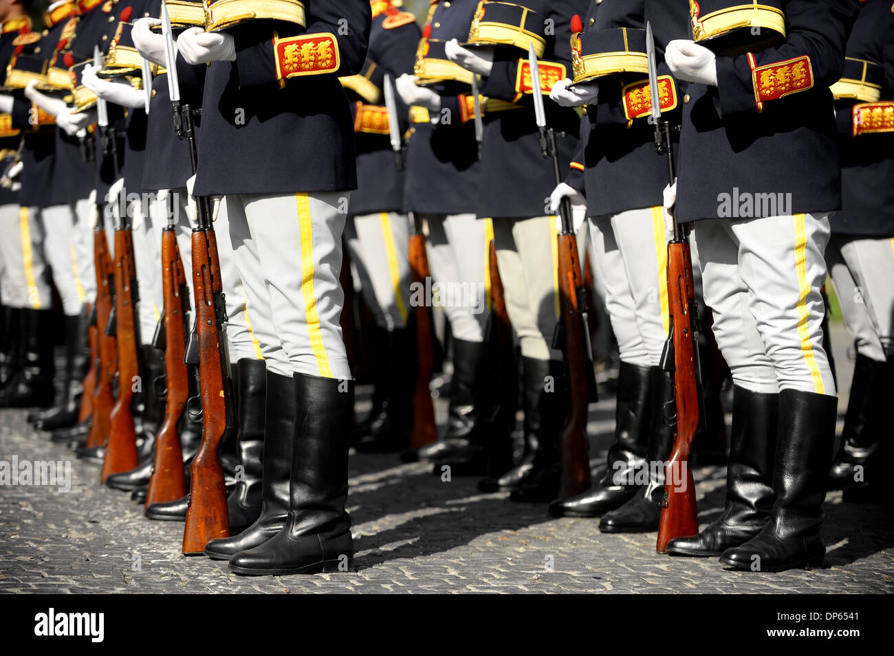 Des soldats en position de repos pendant une carabine parade militaire ...