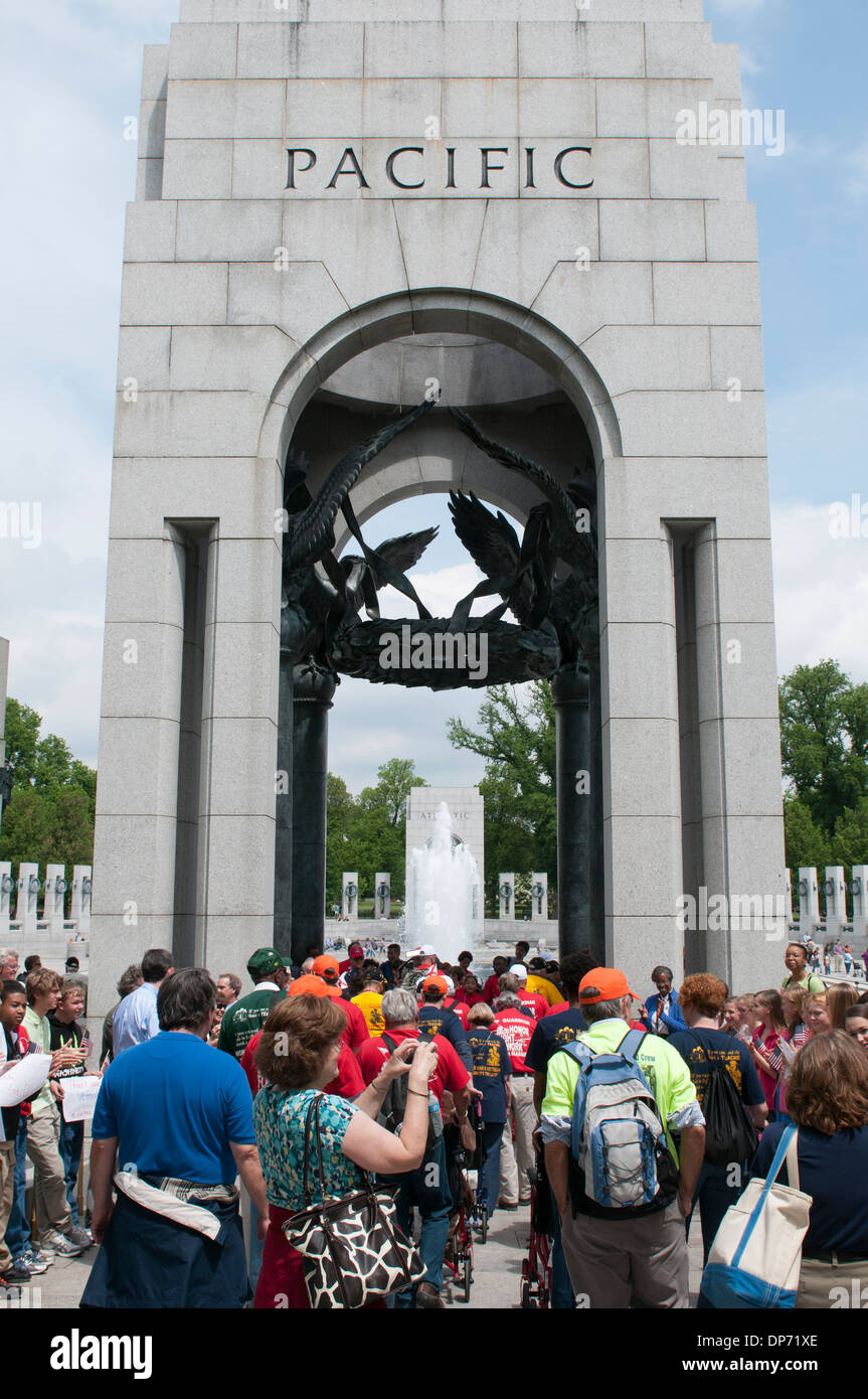 Un défilé d'anciens combattants au Monument commémoratif de la Seconde ...