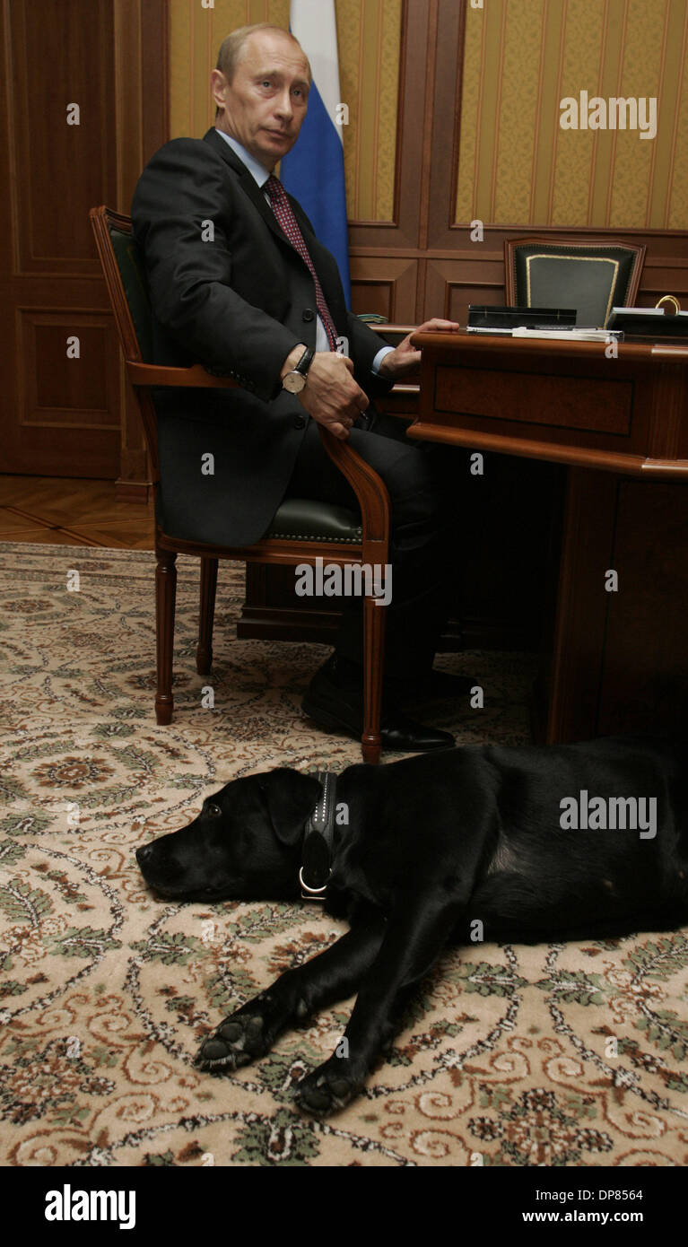 Vladimir putin dog konni credit Banque de photographies et d’images à ...