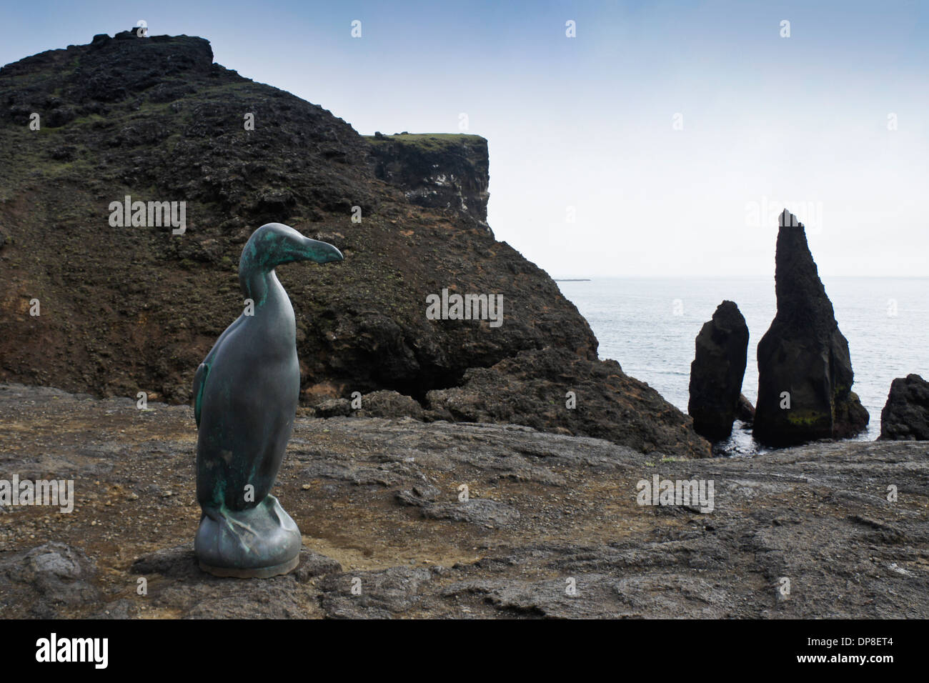 Grand Pingouin sculpture à Valahnukur falaises, Reykjanesviti ...