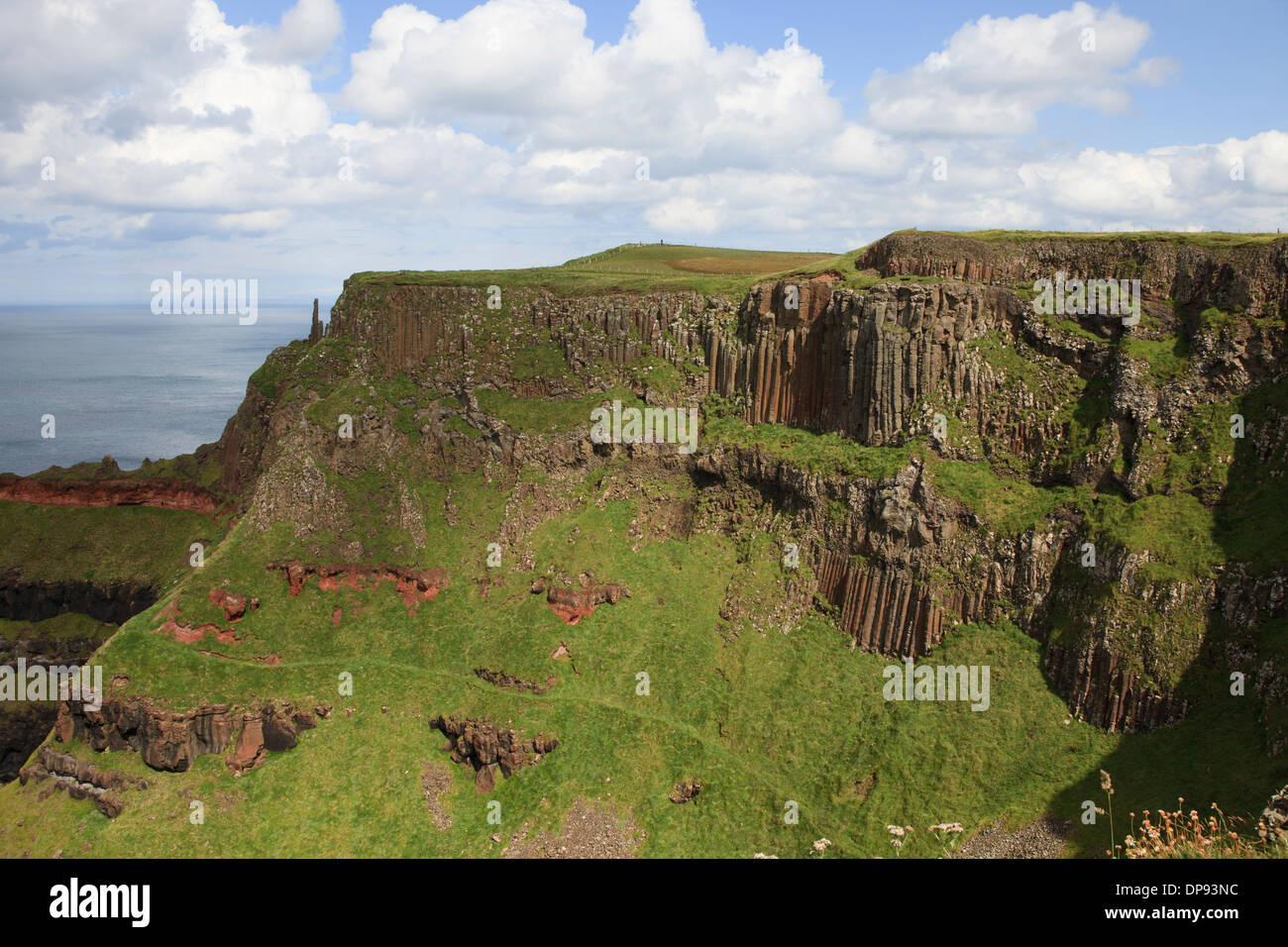 La pierre de lave basaltique polygonale colonnes de la Giant's Causeway ...