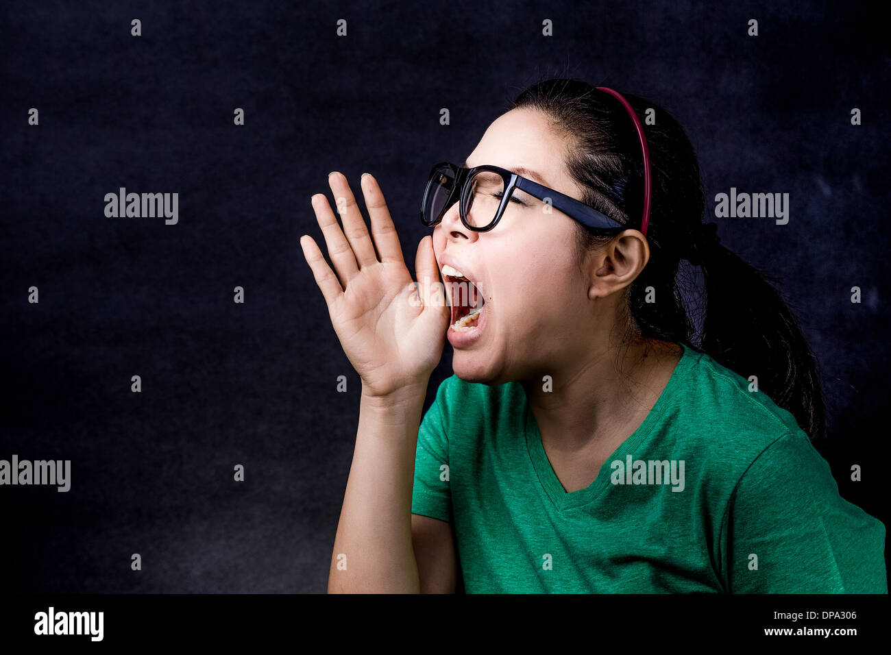 Woman yelling Banque de photographies et d’images à haute résolution ...