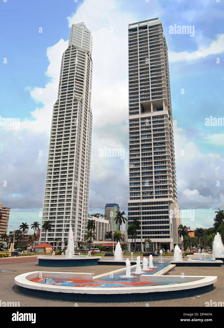 Deux gratte-ciel avec fontaine en premier plan, la ville de Panama ...