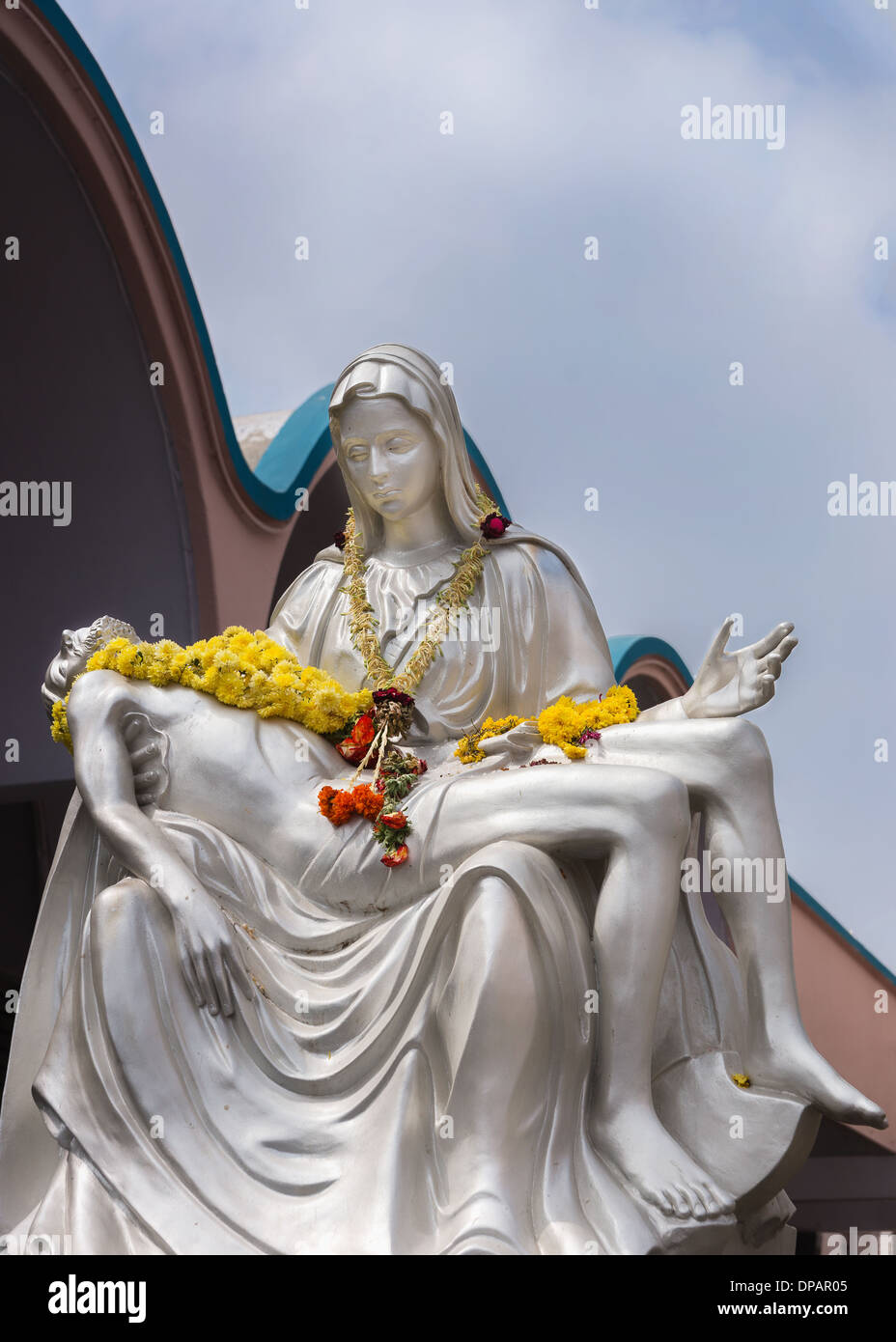 Le Peita statue montre maintenant la Mère Marie de Jésus mort en face ...