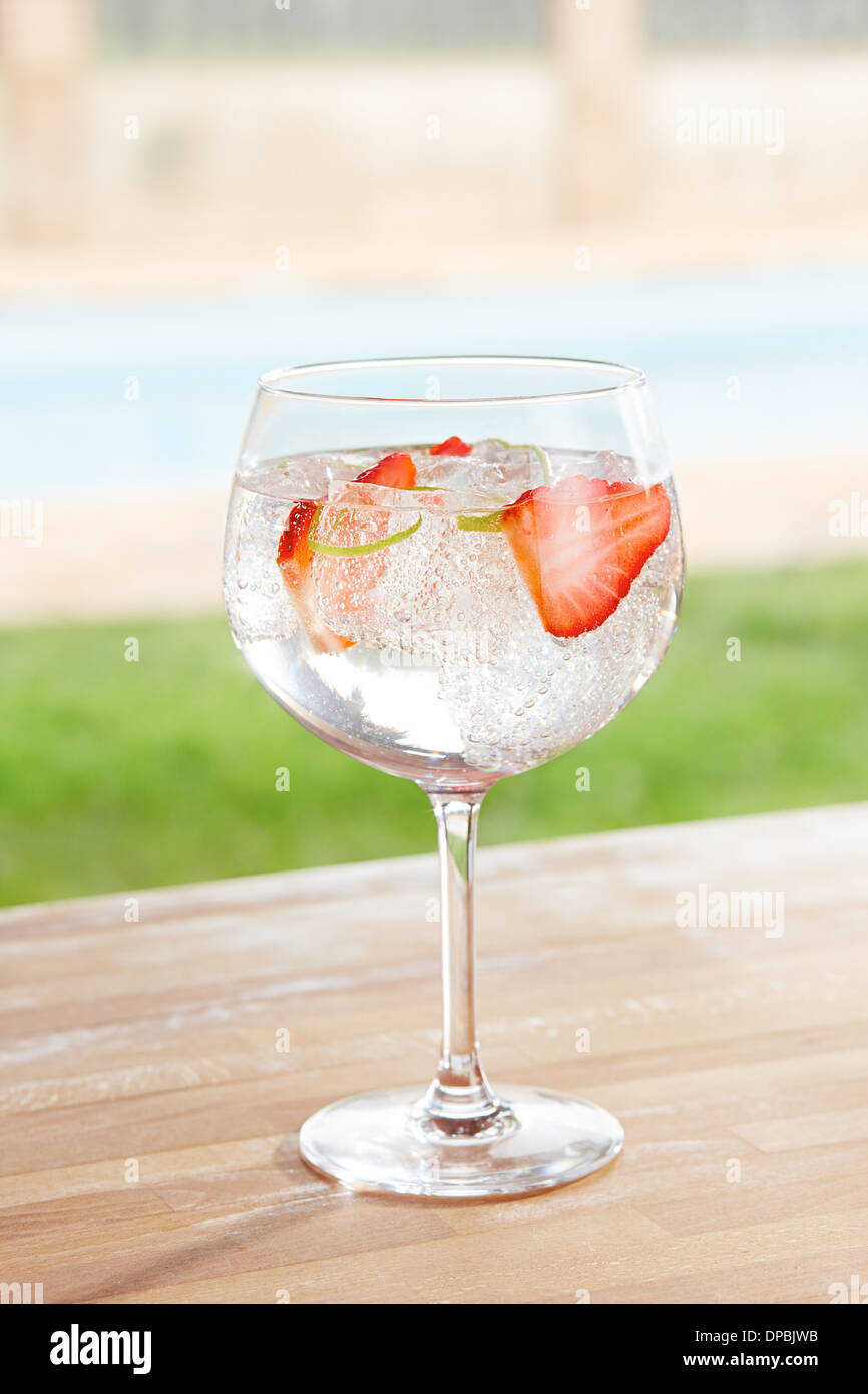 Gin aux fraises Banque de photographies et d’images à haute résolution ...