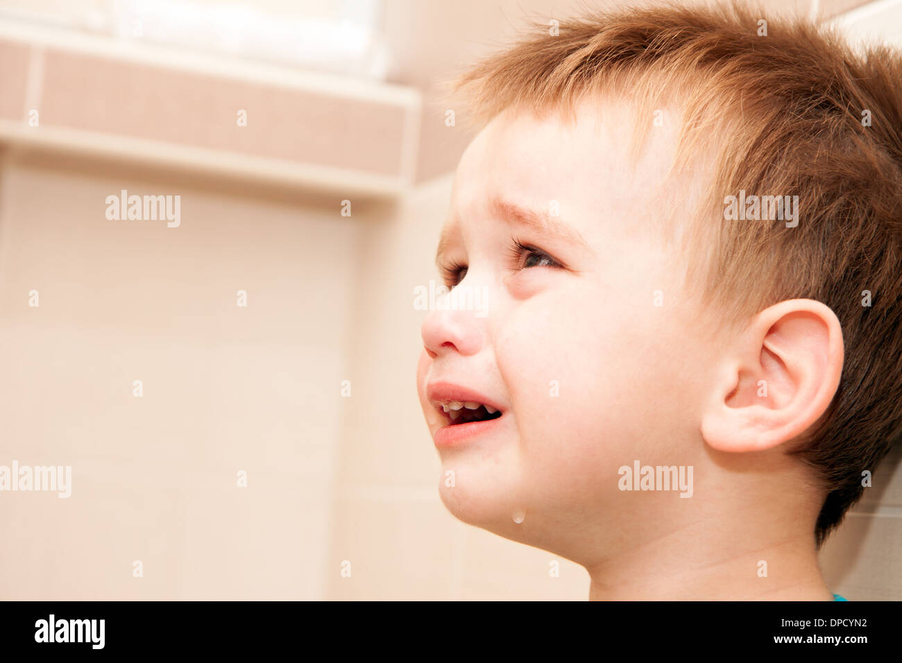 Lonely little child crying in Banque de photographies et d’images à ...