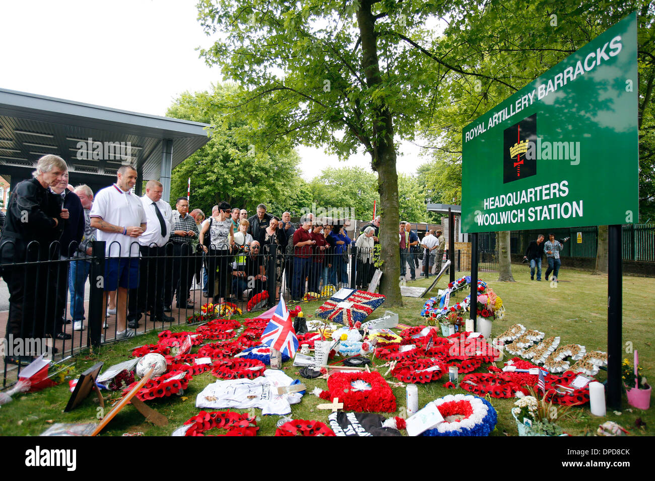 Des messages et des fleurs en hommage au cours d'une minute de silence ...