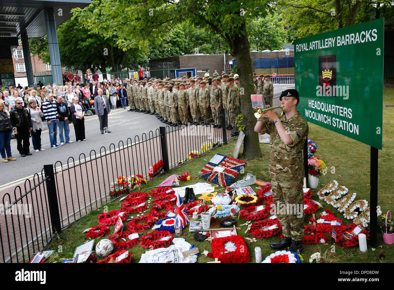 Des messages et des fleurs en hommage au cours d'une minute de silence ...