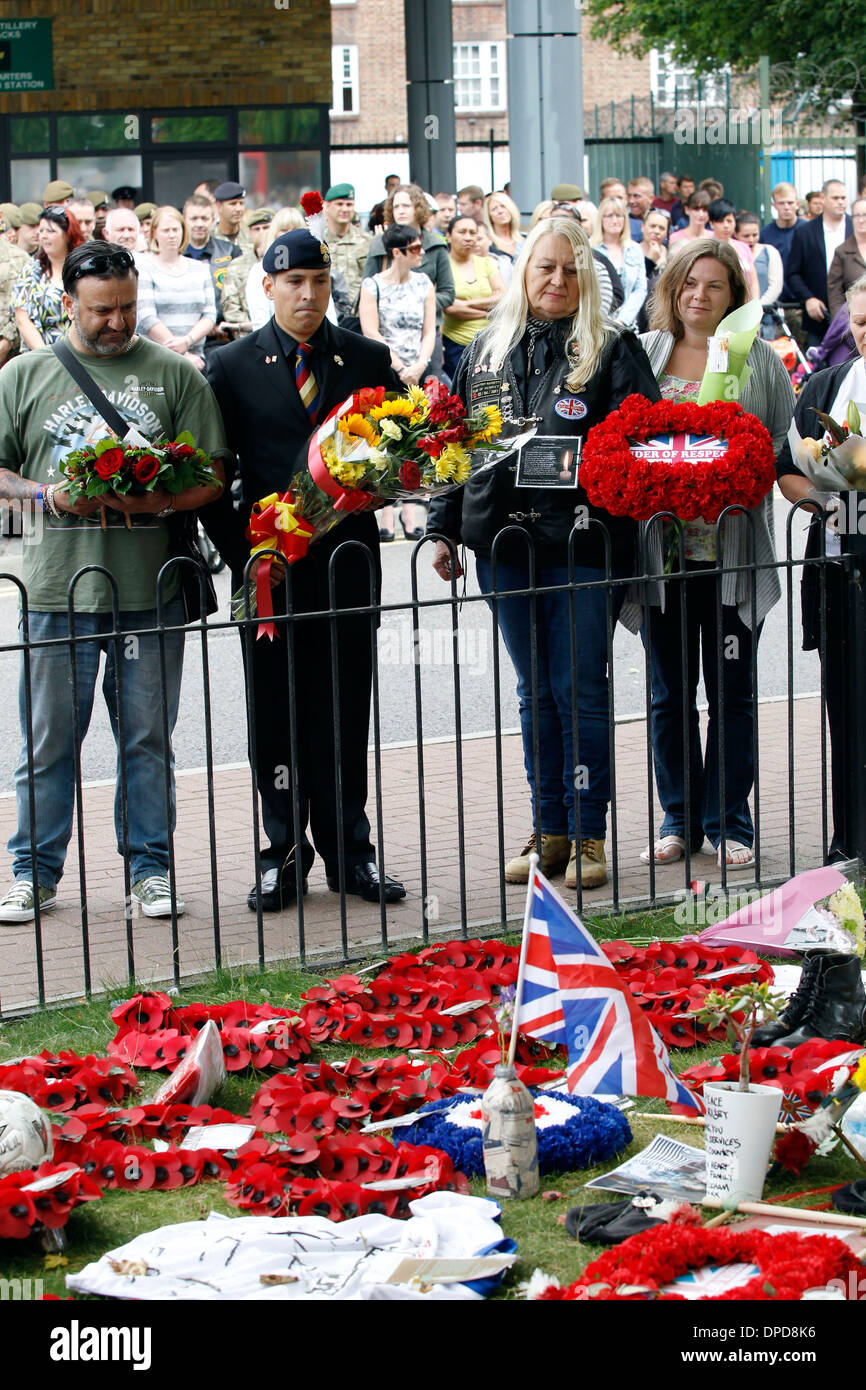 Des messages et des fleurs en hommage au cours d'une minute de silence ...