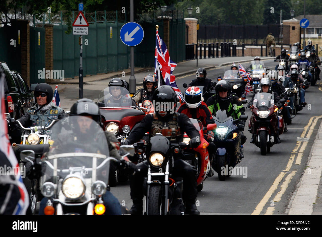 Des messages et des fleurs en hommage au cours d'une minute de silence ...