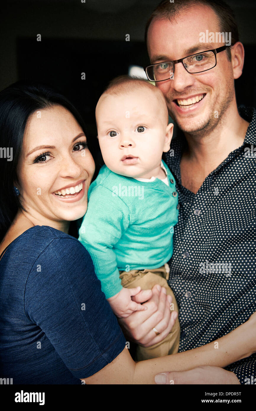 1 couple holding hands 1 child Banque de photographies et d’images à ...