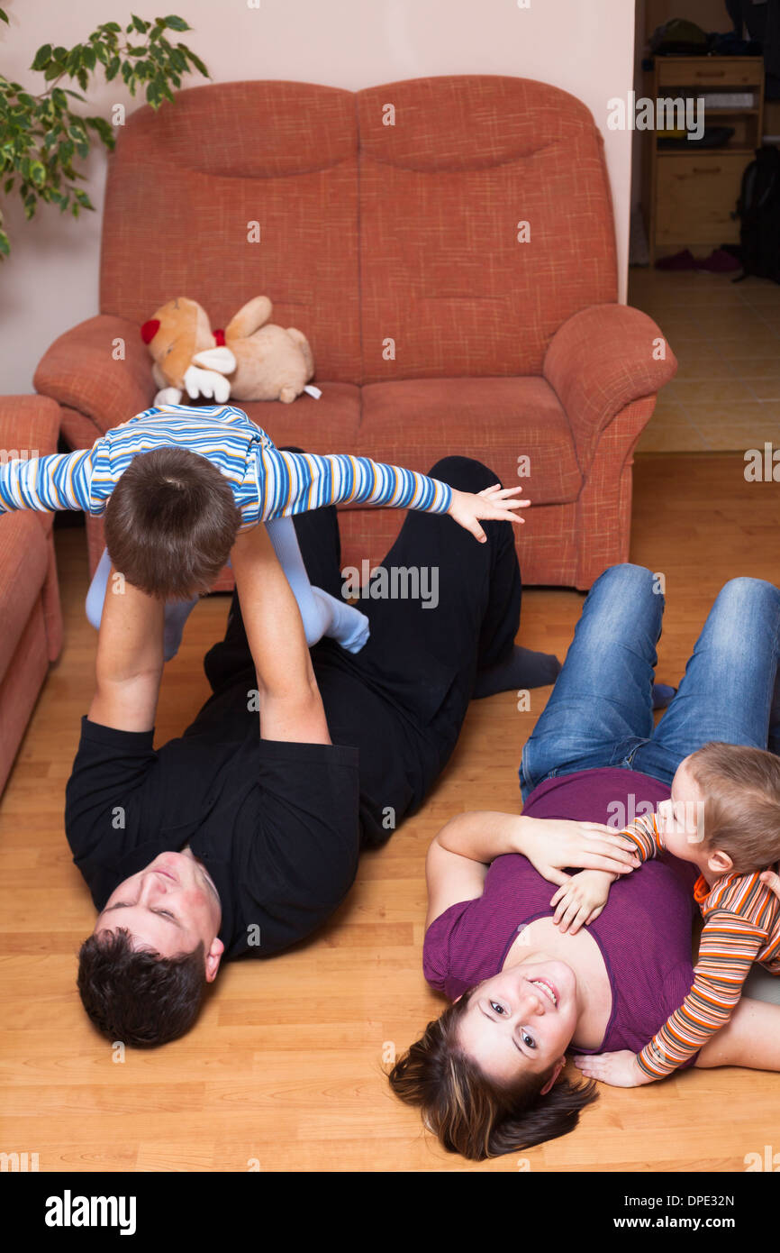 Parents content sur leurs enfants Banque de photographies et d’images à ...