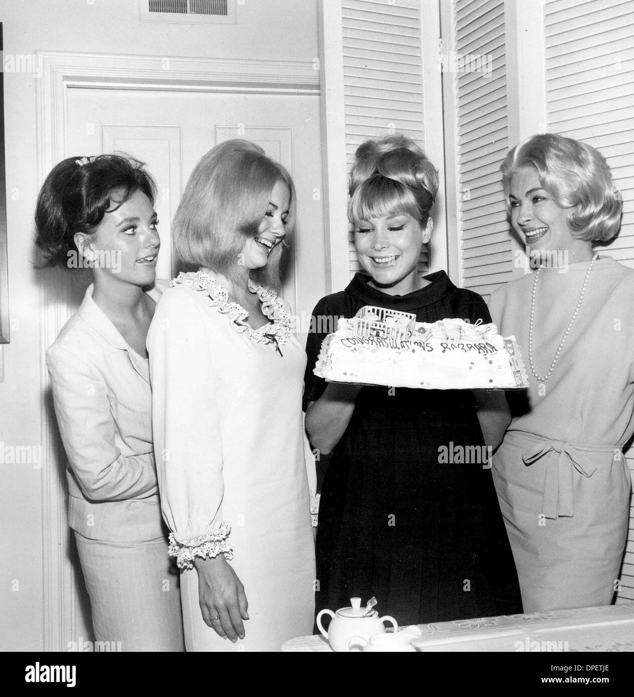 24 avril 2006 - BARBARA EDEN À SON BÉBÉ DOUCHE.AVEC DAWN WELLS ...