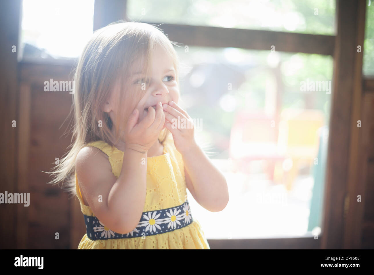 Fille avec une main sur la bouche Banque de photographies et d’images à ...