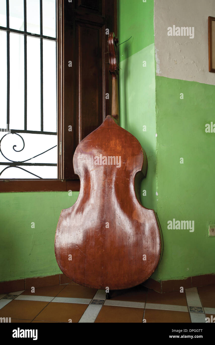 Les contrebasses Banque de photographies et d’images à haute résolution ...