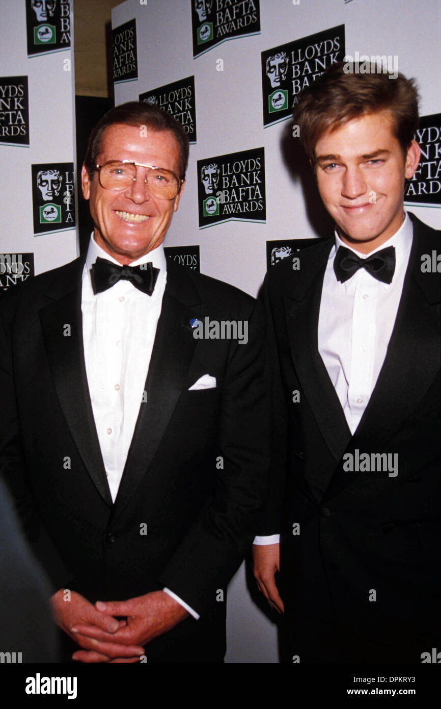 6 avril 2006 - C/N 015680. Theatre Royal London.ROGER MOORE ET SON FILS ...