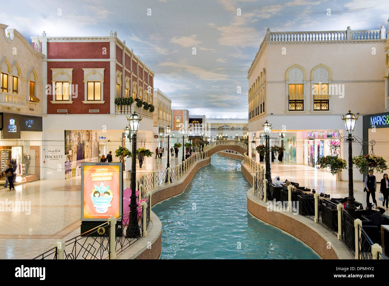 Villaggio shopping mall Banque de photographies et d’images à haute ...