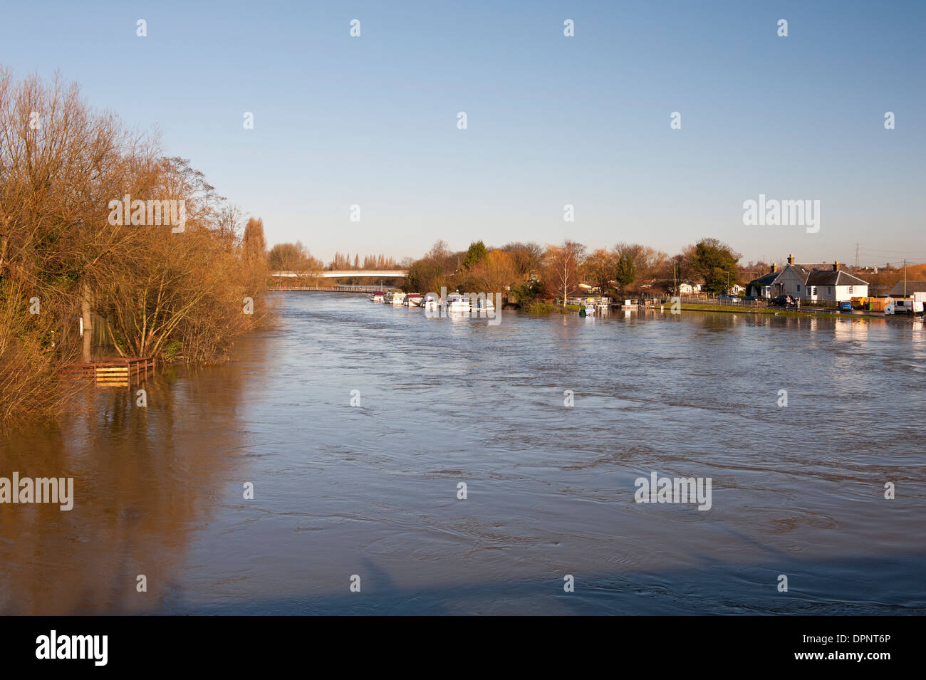 Flood water in chertsey Banque de photographies et d’images à haute ...